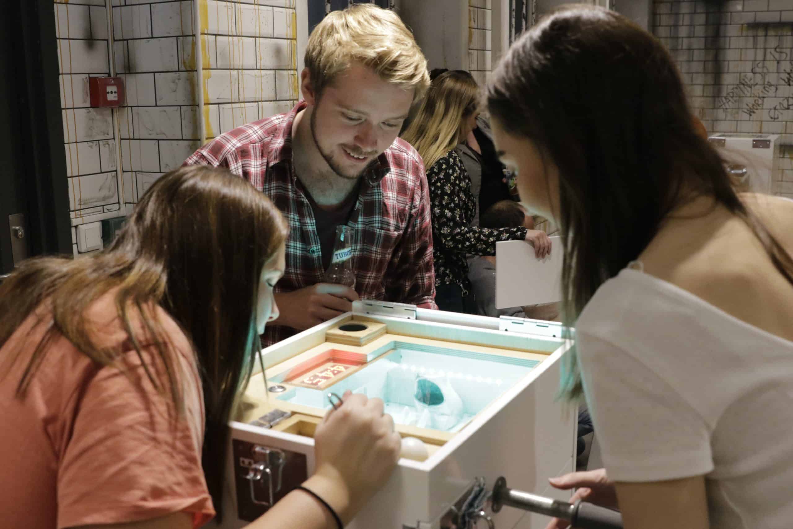 The Cube Mobilt Escapegame - AWA Team building EN